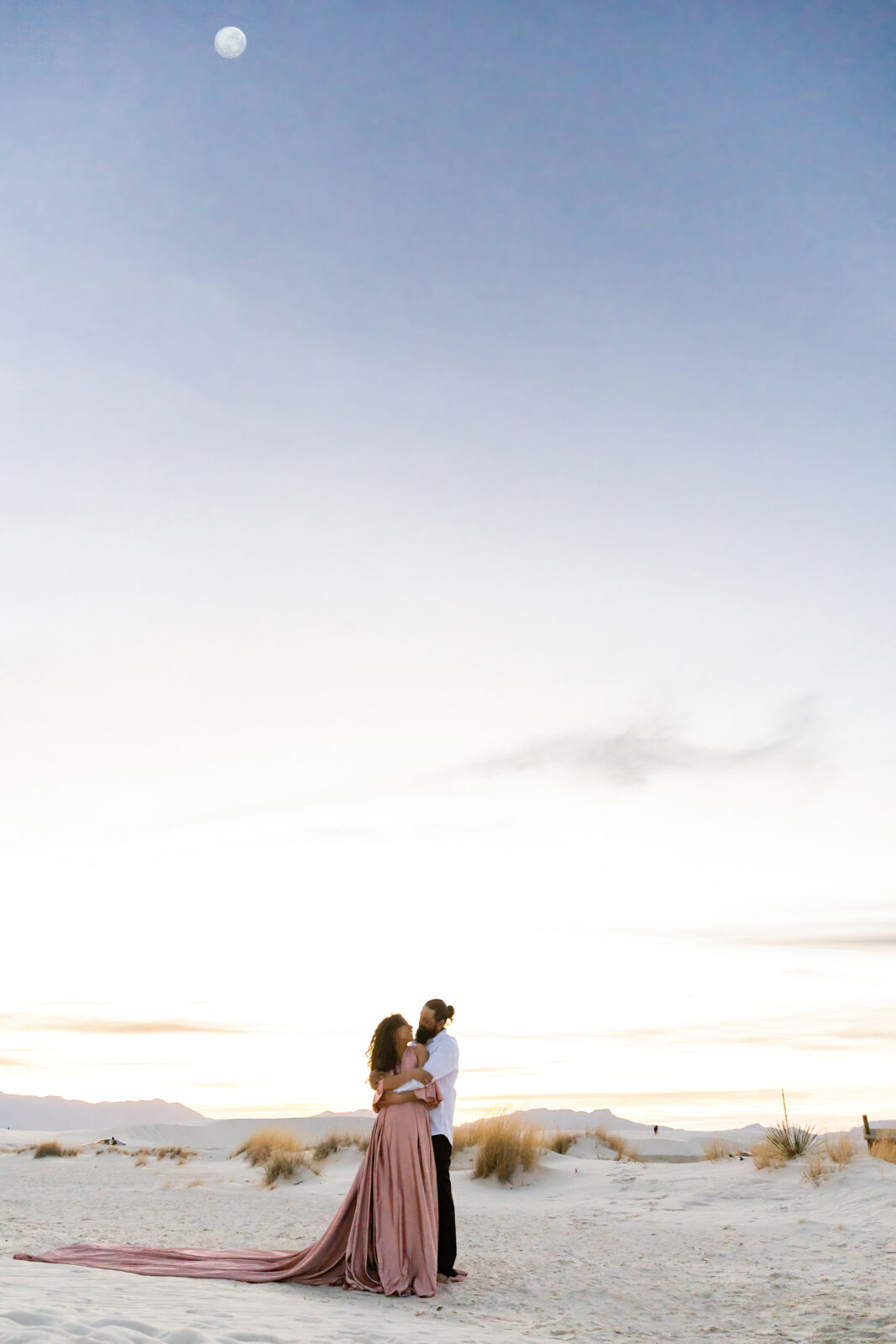 Couple Session at White Sands National Park | Rachael & Dennis - katiegilbertphotography.com